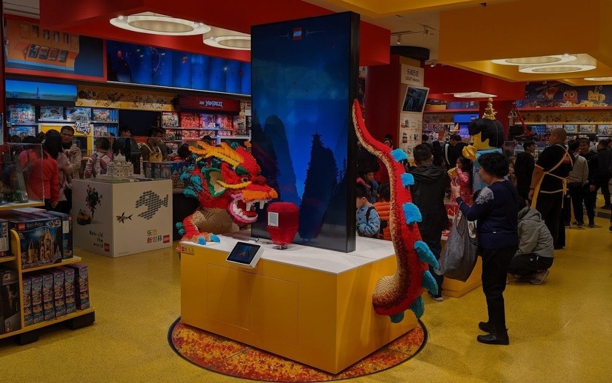 Digital signage in toy stores - trends of 2024 - Advision