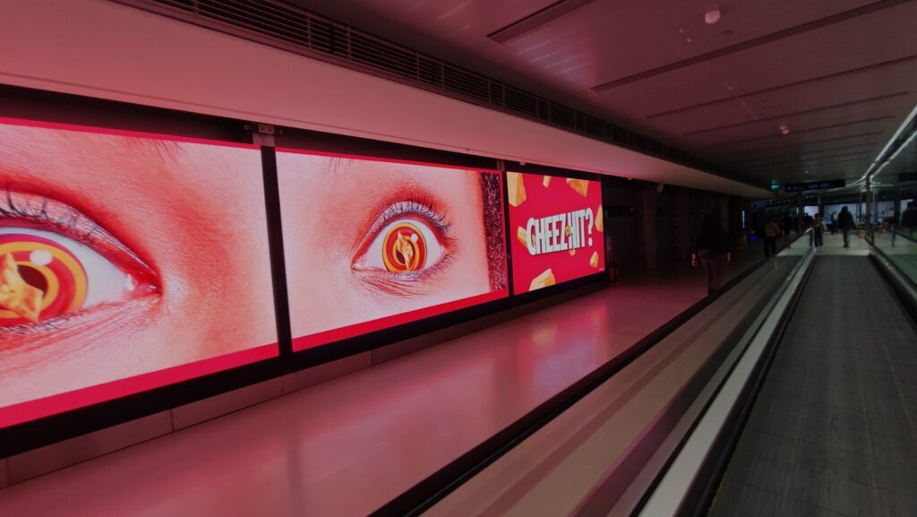 Large image in 4K. What Digital Signage to choose: a projector or a ...