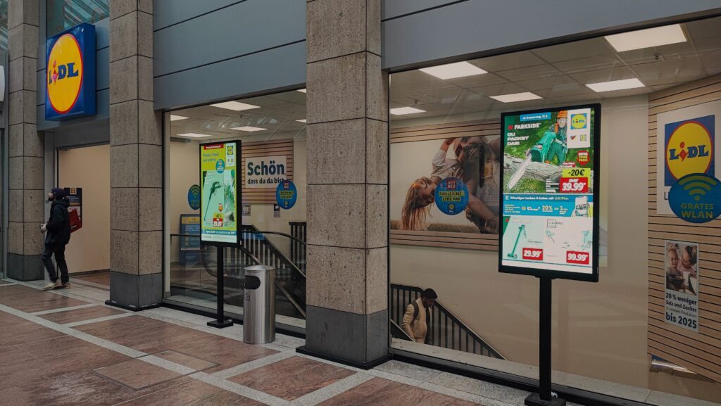 Digital Signage - 11 ideas for engaging supermarket shoppers - Advision